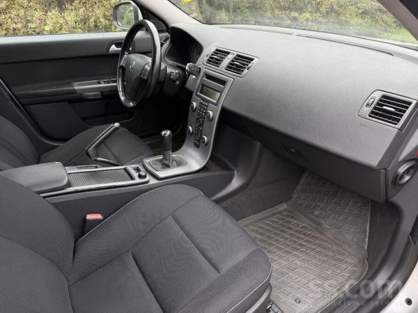 Grey Volvo V50 2009 in Riga, with an engine capacity of 1.60 L and mileage of 324 thousand km for 1990 €, photo 11 on AUTOMOTO.COM.LV