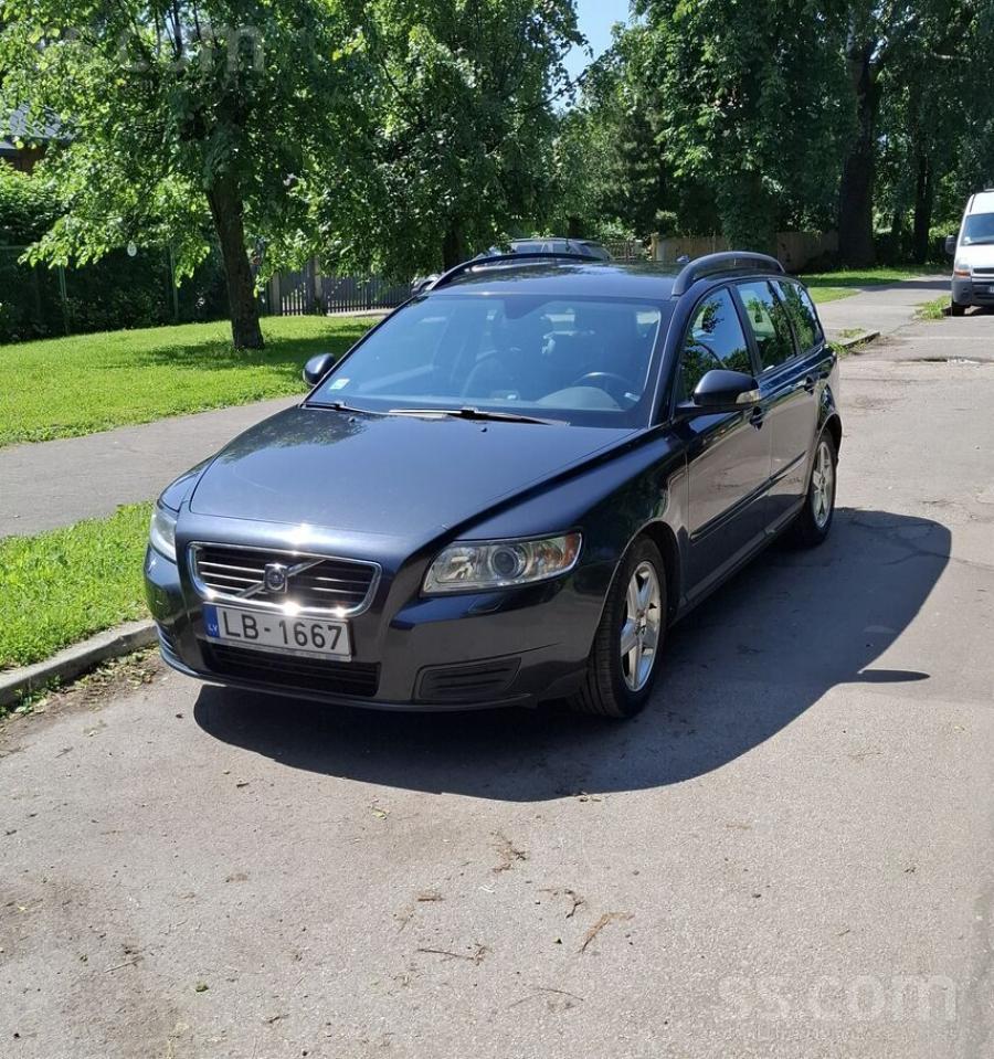 Grey Volvo V50 2010 in Riga, with an engine capacity of 1.60 L and mileage of 278 thousand km for 2300 €, photo 1 on AUTOMOTO.COM.LV