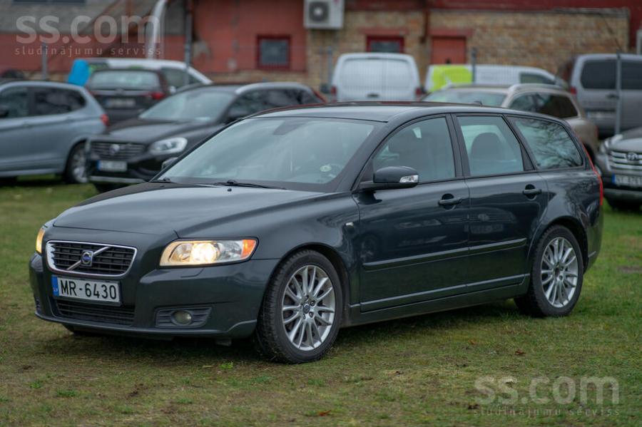 Grey Volvo V50 2010 in Liepaja, with an engine capacity of 1.60 L and mileage of 380 thousand km for 3500 €, photo 1 on AUTOMOTO.COM.LV