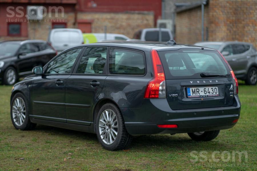 Grey Volvo V50 2010 in Liepaja, with an engine capacity of 1.60 L and mileage of 380 thousand km for 3500 €, photo 2 on AUTOMOTO.COM.LV