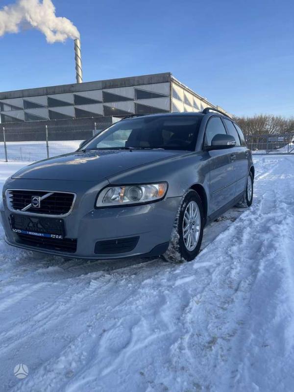 Grey Volvo V50 2010 in Kaunas, with an engine capacity of 1.56 L and mileage of 294 thousand km for 2750 €, photo 1 on AUTOMOTO.COM.LV