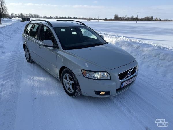 Grey Volvo V50 2010 in Ukmerge, with an engine capacity of 1.60 L and mileage of 279 thousand km for 2500 €, photo 1 on AUTOMOTO.COM.LV
