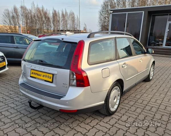 Pelēks Volvo V50 2010 Tartu, ar dzinēja tilpumu 0.00 L un nobraukumu 263 tūkst. km par 3990 €, foto 3 vietnē AUTOMOTO.COM.LV