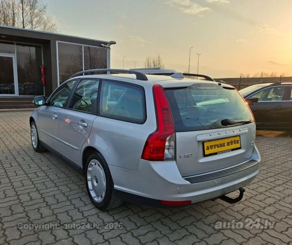 Pelēks Volvo V50 2010 Tartu, ar dzinēja tilpumu 0.00 L un nobraukumu 263 tūkst. km par 3990 €, foto 4 vietnē AUTOMOTO.COM.LV