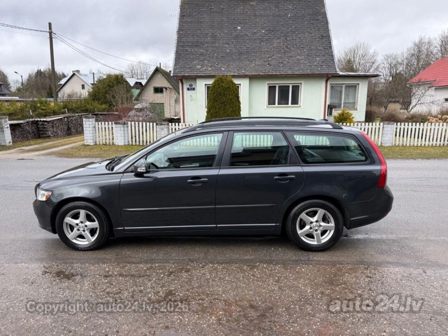 Grey Volvo V50 2010 in Tallinn, with an engine capacity of 1.60 L and mileage of 259 thousand km for 3990 €, photo 17 on AUTOMOTO.COM.LV