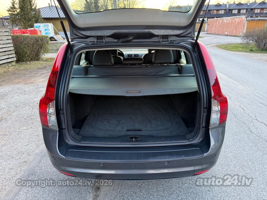 Pelēks Volvo V50 2010 Tallina, ar dzinēja tilpumu 1.60 L un nobraukumu 256 tūkst. km par 4390 €, foto 9 vietnē AUTOMOTO.COM.LV