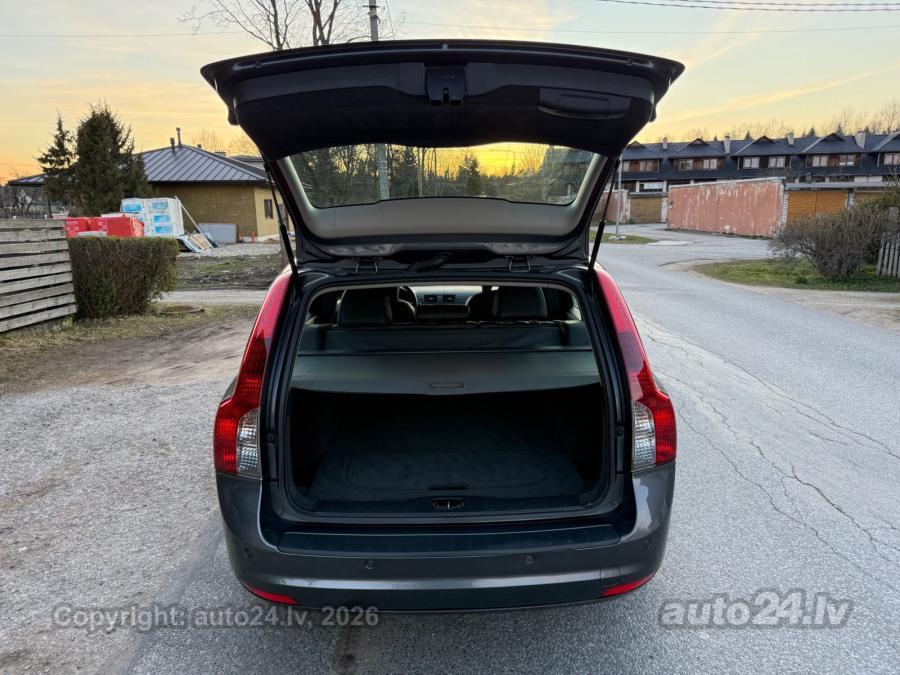 Pelēks Volvo V50 2010 Tallina, ar dzinēja tilpumu 1.60 L un nobraukumu 256 tūkst. km par 4390 €, foto 10 vietnē AUTOMOTO.COM.LV