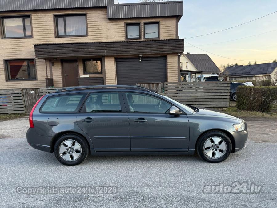 Pelēks Volvo V50 2010 Tallina, ar dzinēja tilpumu 1.60 L un nobraukumu 256 tūkst. km par 4390 €, foto 16 vietnē AUTOMOTO.COM.LV