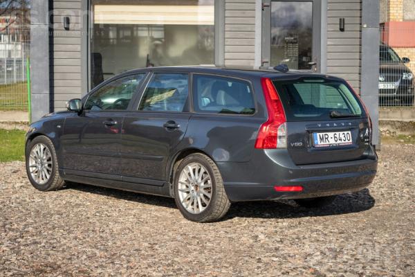 Pelēks Volvo V50 2010 Liepāja, ar dzinēja tilpumu 1.60 L un nobraukumu 380 tūkst. km par 3300 €, foto 4 vietnē AUTOMOTO.COM.LV