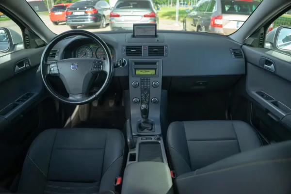 Grey Volvo V50 2010 in Liepaja, with an engine capacity of 1.60 L and mileage of 290 thousand km for 4300 €, photo 9 on AUTOMOTO.COM.LV