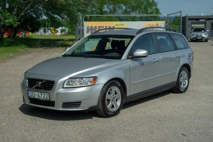 Grey Volvo V50 2010 in Riga, with an engine capacity of 1.60 L and mileage of 290 thousand km for 4300 €, photo 1 on AUTOMOTO.COM.LV