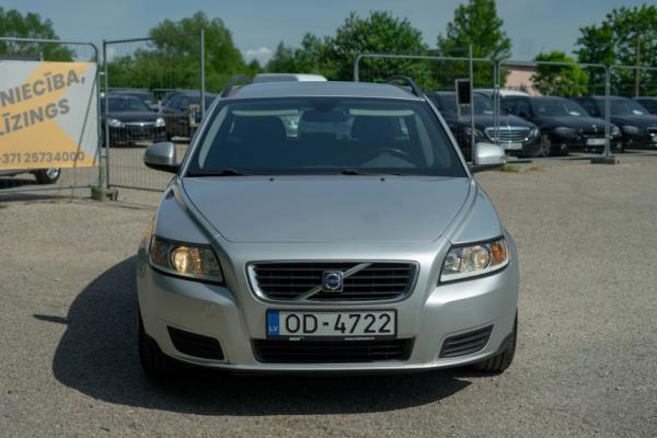 Grey Volvo V50 2010 in Riga, with an engine capacity of 1.60 L and mileage of 290 thousand km for 4300 €, photo 2 on AUTOMOTO.COM.LV