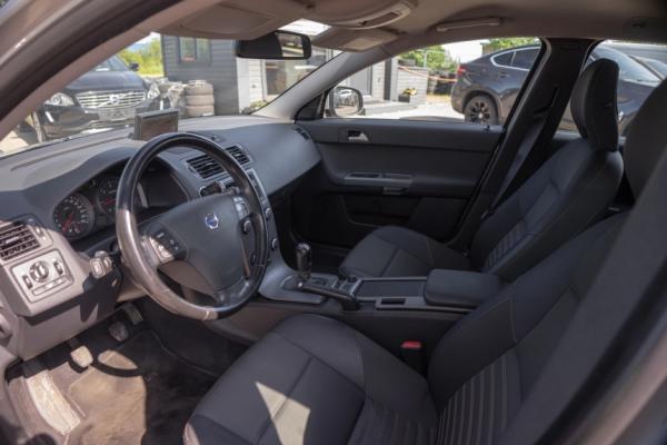 Grey Volvo V50 2010 in Riga, with an engine capacity of 1.60 L and mileage of 290 thousand km for 4300 €, photo 8 on AUTOMOTO.COM.LV