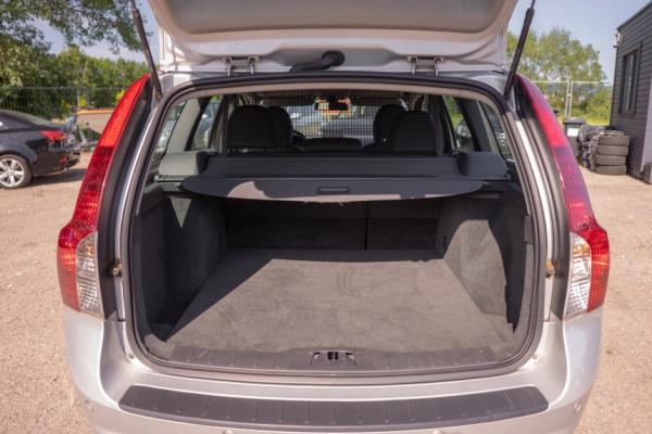 Grey Volvo V50 2010 in Riga, with an engine capacity of 1.60 L and mileage of 290 thousand km for 4300 €, photo 10 on AUTOMOTO.COM.LV