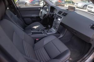 Grey Volvo V50 2010 in Riga, with an engine capacity of 1.60 L and mileage of 290 thousand km for 4300 €, photo 13 on AUTOMOTO.COM.LV