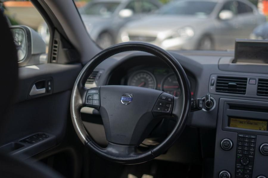 Grey Volvo V50 2010 in Riga, with an engine capacity of 1.60 L and mileage of 290 thousand km for 4300 €, photo 15 on AUTOMOTO.COM.LV