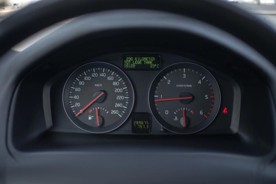 Grey Volvo V50 2010 in Riga, with an engine capacity of 1.60 L and mileage of 290 thousand km for 4300 €, photo 16 on AUTOMOTO.COM.LV