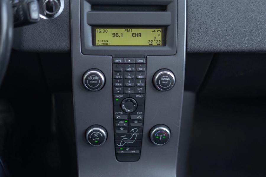 Grey Volvo V50 2010 in Riga, with an engine capacity of 1.60 L and mileage of 290 thousand km for 4300 €, photo 17 on AUTOMOTO.COM.LV