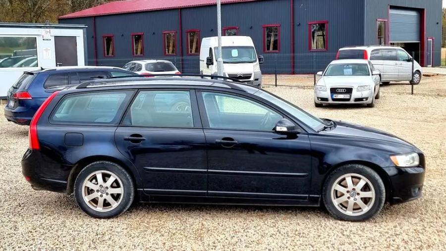 Grey Volvo V50 2010 in Cesis, with an engine capacity of 2.00 L and mileage of 359 thousand km for 2650 €, photo 5 on AUTOMOTO.COM.LV
