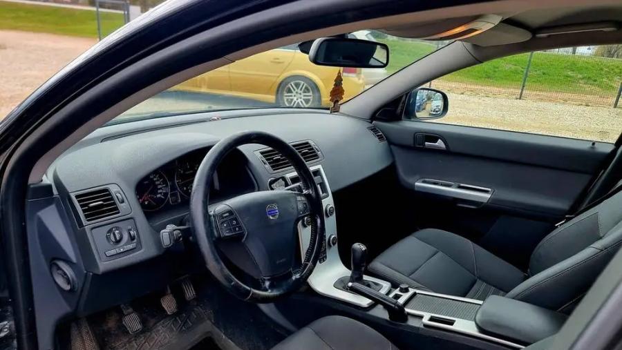Grey Volvo V50 2010 in Cesis, with an engine capacity of 2.00 L and mileage of 359 thousand km for 2650 €, photo 10 on AUTOMOTO.COM.LV