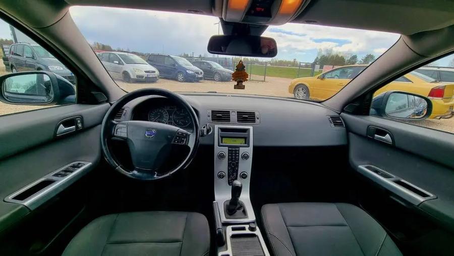 Grey Volvo V50 2010 in Cesis, with an engine capacity of 2.00 L and mileage of 359 thousand km for 2650 €, photo 12 on AUTOMOTO.COM.LV
