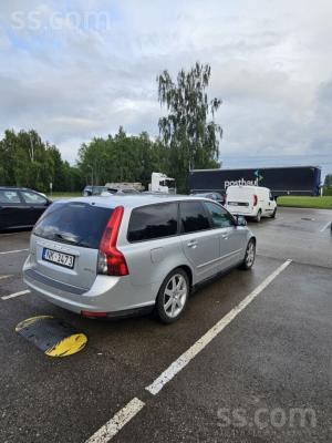 Pelēks Volvo V50 2010 Rīga, ar dzinēja tilpumu 1.60 L un nobraukumu 327 tūkst. km par 2200 €, foto 3 vietnē AUTOMOTO.COM.LV