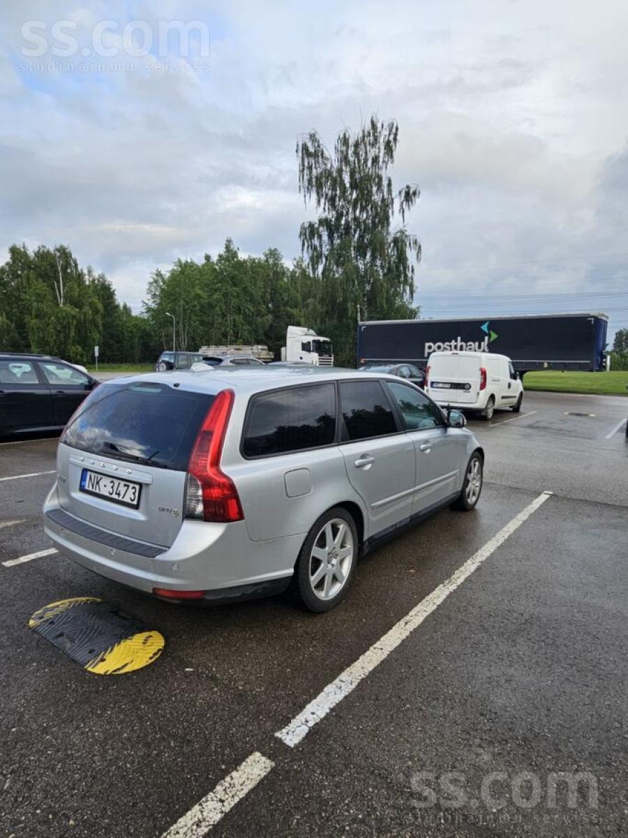 Pelēks Volvo V50 2010 Rīga, ar dzinēja tilpumu 1.60 L un nobraukumu 327 tūkst. km par 2200 €, foto 3 vietnē AUTOMOTO.COM.LV