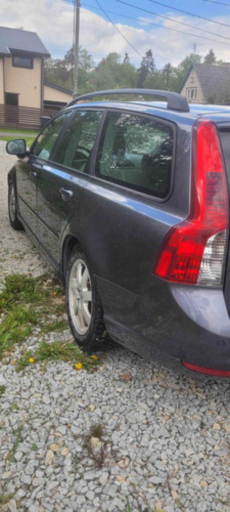 Pelēks Volvo V50 2010 Tallina, ar dzinēja tilpumu 1.60 L un nobraukumu 357 tūkst. km par 3750 €, foto 6 vietnē AUTOMOTO.COM.LV