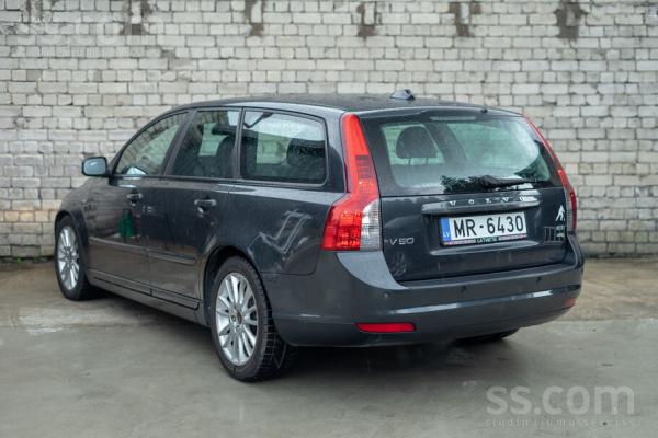 Pelēks Volvo V50 2010 Liepāja, ar dzinēja tilpumu 1.60 L un nobraukumu 380 tūkst. km par 3300 €, foto 2 vietnē AUTOMOTO.COM.LV