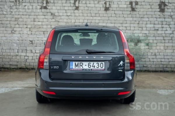 Pelēks Volvo V50 2010 Liepāja, ar dzinēja tilpumu 1.60 L un nobraukumu 380 tūkst. km par 3300 €, foto 3 vietnē AUTOMOTO.COM.LV