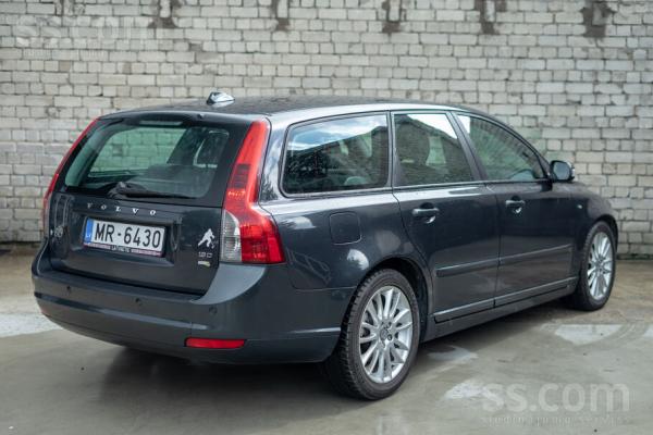 Pelēks Volvo V50 2010 Liepāja, ar dzinēja tilpumu 1.60 L un nobraukumu 380 tūkst. km par 3300 €, foto 4 vietnē AUTOMOTO.COM.LV