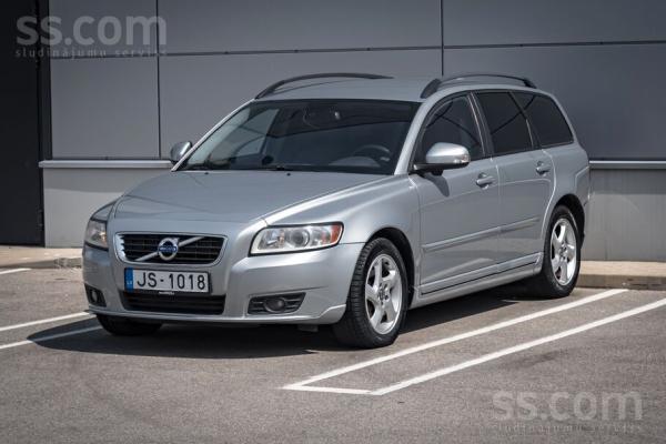 Grey Volvo V50 2010 in Riga, with an engine capacity of 1.60 L and mileage of 322 thousand km for 2990 €, photo 1 on AUTOMOTO.COM.LV