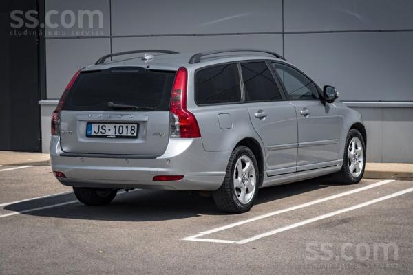 Grey Volvo V50 2010 in Riga, with an engine capacity of 1.60 L and mileage of 322 thousand km for 2990 €, photo 4 on AUTOMOTO.COM.LV