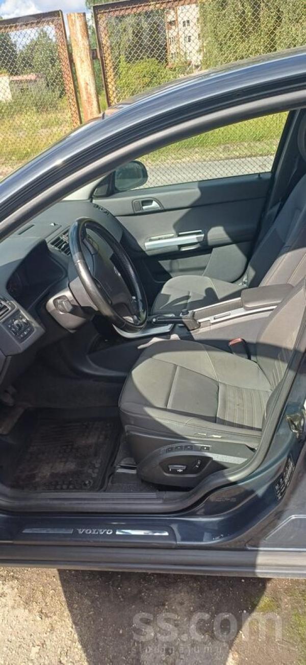 Grey Volvo V50 2010 in Riga, with an engine capacity of 1.60 L and mileage of 320 thousand km for 1500 €, photo 4 on AUTOMOTO.COM.LV