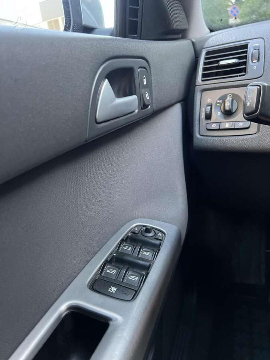 Pelēks Volvo V50 2010 Viļņa, ar dzinēja tilpumu 2.00 L un nobraukumu 340 tūkst. km par 2450 €, foto 40 vietnē AUTOMOTO.COM.LV