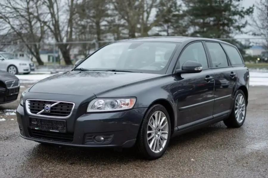 Pelēks Volvo V50 2010 Liepāja, ar dzinēja tilpumu 1.60 L un nobraukumu 339 tūkst. km par 4250 €, foto 1 vietnē AUTOMOTO.COM.LV