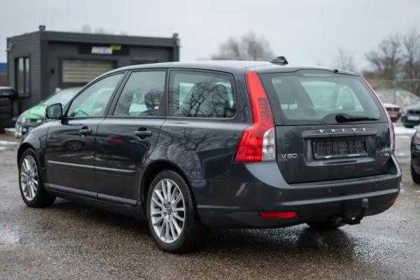 Pelēks Volvo V50 2010 Liepāja, ar dzinēja tilpumu 1.60 L un nobraukumu 339 tūkst. km par 4250 €, foto 2 vietnē AUTOMOTO.COM.LV