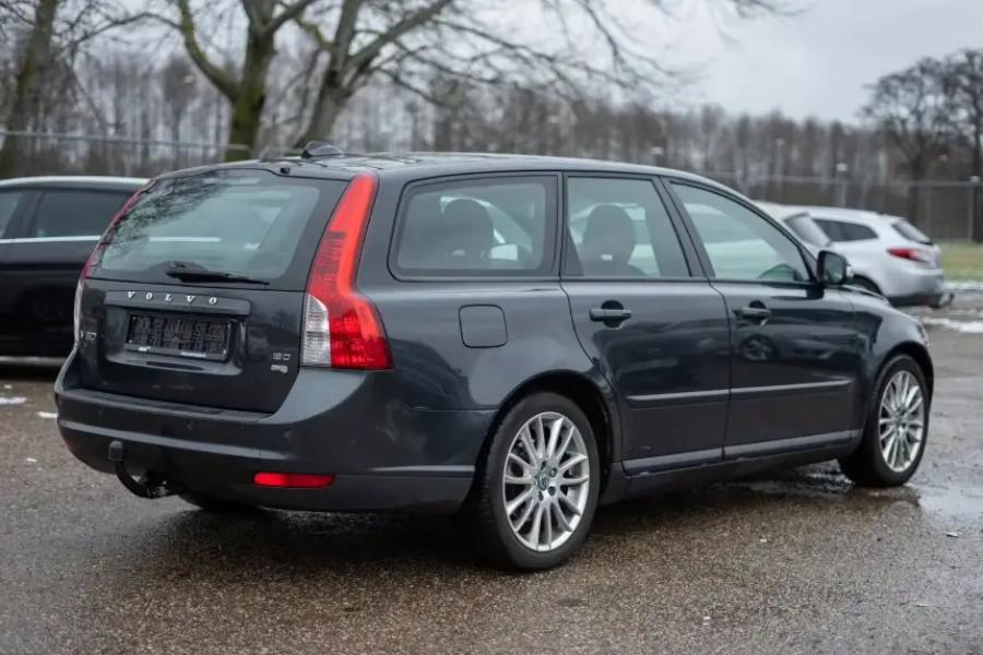 Pelēks Volvo V50 2010 Liepāja, ar dzinēja tilpumu 1.60 L un nobraukumu 339 tūkst. km par 4250 €, foto 5 vietnē AUTOMOTO.COM.LV