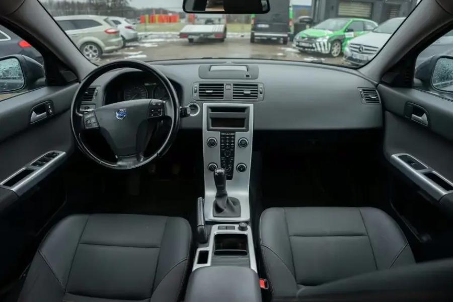 Pelēks Volvo V50 2010 Liepāja, ar dzinēja tilpumu 1.60 L un nobraukumu 339 tūkst. km par 4250 €, foto 8 vietnē AUTOMOTO.COM.LV