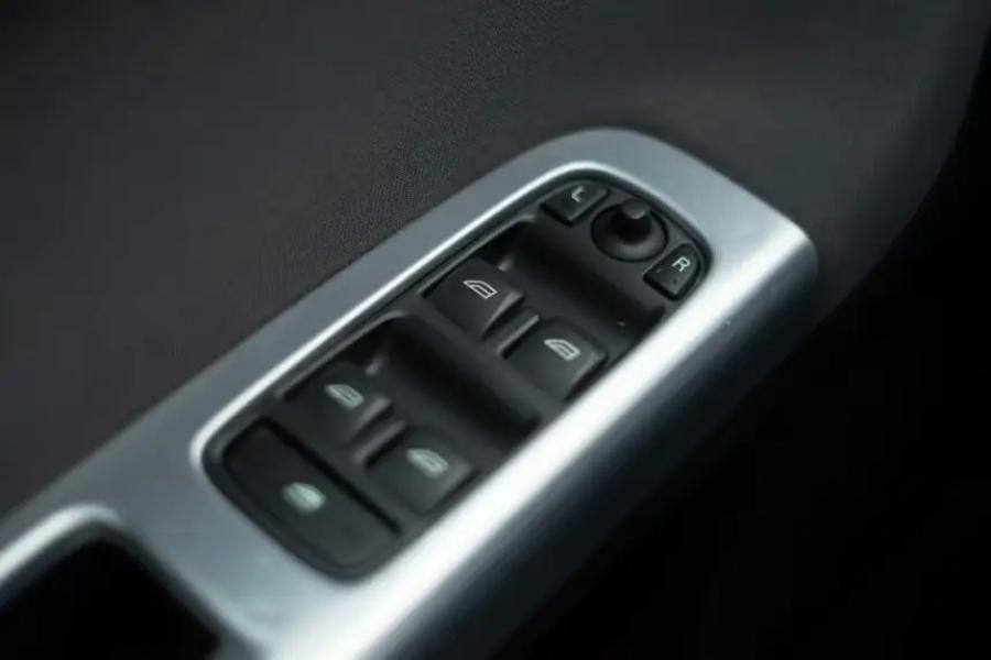 Pelēks Volvo V50 2010 Liepāja, ar dzinēja tilpumu 1.60 L un nobraukumu 339 tūkst. km par 4250 €, foto 32 vietnē AUTOMOTO.COM.LV