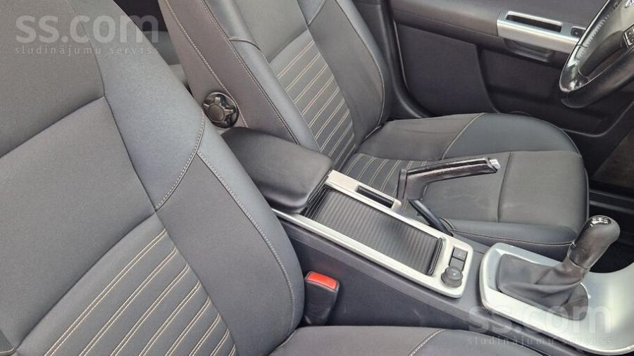 Grey Volvo V50 2010 in Jelgava, with an engine capacity of 1.60 L and mileage of 357 thousand km for 1950 €, photo 31 on AUTOMOTO.COM.LV