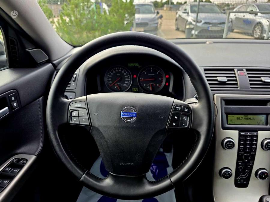 Pelēks Volvo V50 2010 Šauļi, ar dzinēja tilpumu 1.56 L un nobraukumu 270 tūkst. km par 3650 €, foto 25 vietnē AUTOMOTO.COM.LV