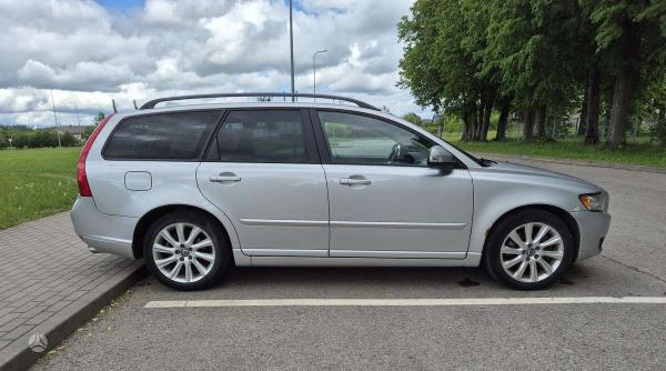 Pelēks Volvo V50 2010 Širvintos, ar dzinēja tilpumu 2.40 L un nobraukumu 306 tūkst. km par 2499 €, foto 4 vietnē AUTOMOTO.COM.LV