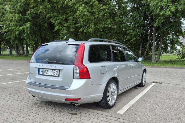 Pelēks Volvo V50 2010 Širvintos, ar dzinēja tilpumu 2.40 L un nobraukumu 306 tūkst. km par 2499 €, foto 5 vietnē AUTOMOTO.COM.LV