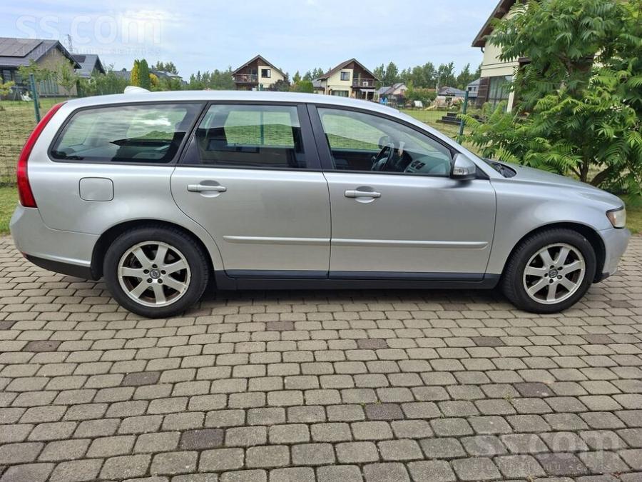 Pelēks Volvo V50 2010 Rīga, ar dzinēja tilpumu 2.00 L un nobraukumu 255 tūkst. km par 3900 €, foto 1 vietnē AUTOMOTO.COM.LV