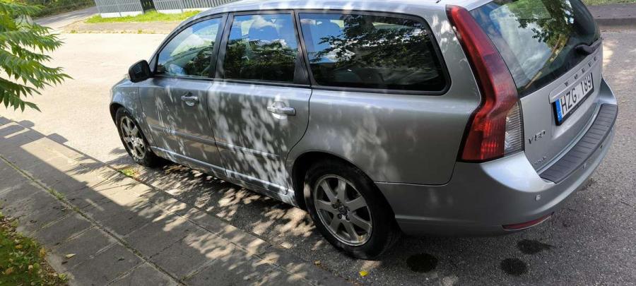 Pelēks Volvo V50 2010 Viļņa, ar dzinēja tilpumu 2.00 L un nobraukumu 391 tūkst. km par 1800 €, foto 5 vietnē AUTOMOTO.COM.LV
