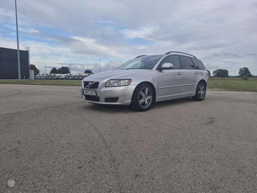 Pelēks Volvo V50 2010 Šauļi, ar dzinēja tilpumu 1.56 L un nobraukumu 299 tūkst. km par 2100 €, foto 1 vietnē AUTOMOTO.COM.LV