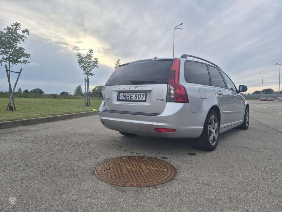 Pelēks Volvo V50 2010 Šauļi, ar dzinēja tilpumu 1.56 L un nobraukumu 299 tūkst. km par 2100 €, foto 6 vietnē AUTOMOTO.COM.LV