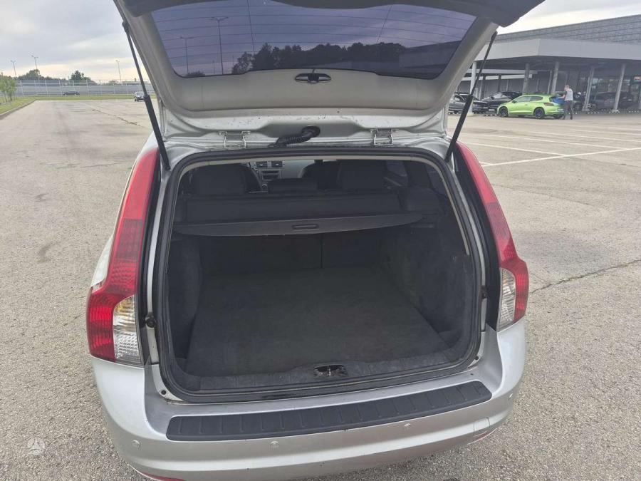 Pelēks Volvo V50 2010 Šauļi, ar dzinēja tilpumu 1.56 L un nobraukumu 299 tūkst. km par 2100 €, foto 8 vietnē AUTOMOTO.COM.LV