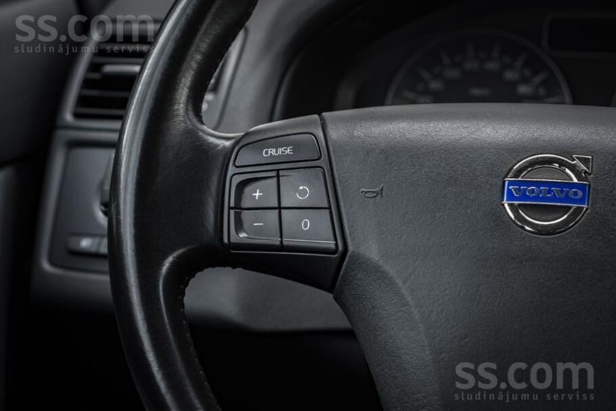 Grey Volvo V50 2010 in Riga, with an engine capacity of 1.60 L and mileage of 325 thousand km for 2500 €, photo 16 on AUTOMOTO.COM.LV